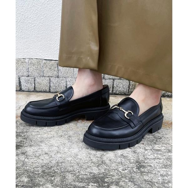 『セール実施中』参考価格：26，400円発売時期：2023年08月コンディション：C（やや使用感あり）使用感があり、やや気になる傷や汚れがあるアイテム内側・ソール：汚れ内側：型崩れ装飾部分：剥げ表面：履きジワ参考サイズ：24cm付属品：箱ブ...