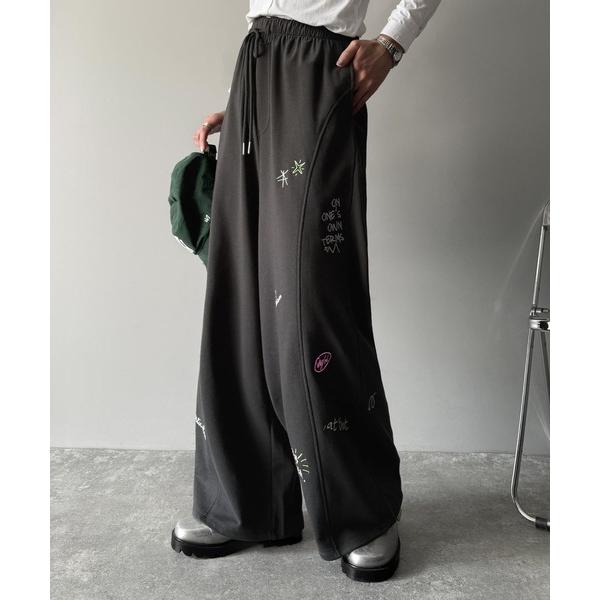 『タイムセール実施中』参考価格：5，999円発売時期：2025年04月コンディション：A（使用感なし）数回使用した程度で使用感が感じられないアイテム参考商品名：今季のイチオシ！ランダム刺繍裏毛スウェットワイドパンツ参考品番：ce126042...