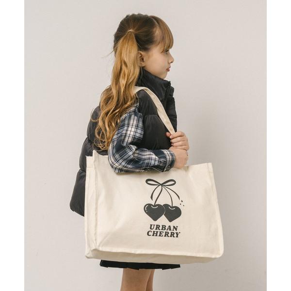 ZOZO問い合わせ番号:102223452ショップ:moredays store，モアデイズ・ストアブランド:URBAN CHERRY，アーバンチェリー商品名:【A4サイズ収納可能】マチ付きロゴプリントトートバッグカテゴリ:バッグ>ト...