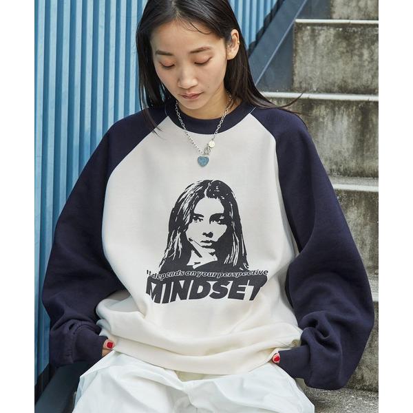 『セール実施中』参考価格：3，300円発売時期：2023年12月コンディション：C（やや使用感あり）使用感があり、やや気になる傷や汚れがあるアイテム全体的：汚れ、毛玉参考商品名：ガールプリントラグラン配色スウェット/MINDSET＆MOOD...