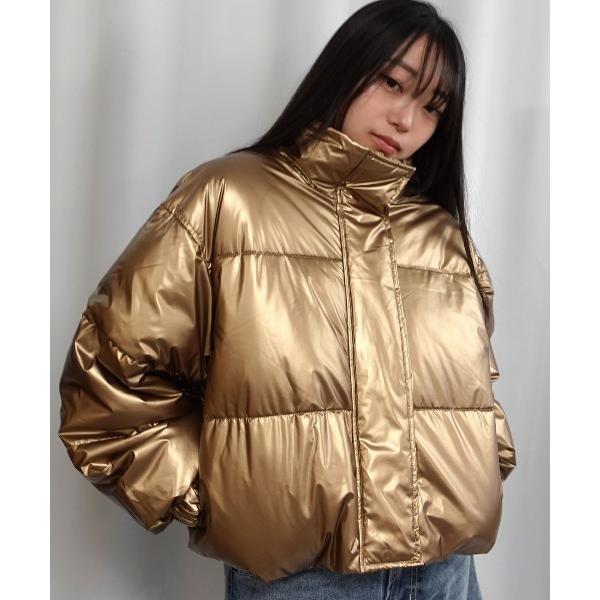 『セール実施中』参考価格：8，250円発売時期：2024年09月コンディション：D（傷・汚れあり）傷や汚れがあるが使用には問題ないアイテムブランドタグ：汚れ参考商品名：ファイバーダウンメタリックショートダウンブルゾン参考品番：8126【商品...
