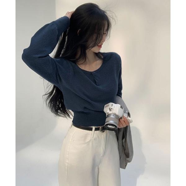 『タイムセール実施中』参考価格：5，900円発売時期：2024年10月コンディション：B（目立つ使用感なし）使用感が少ない、または気にならないアイテム全体的：毛玉参考商品名：[BELLIDE MADE] ソフトヘンリーネックボタンニット参考...