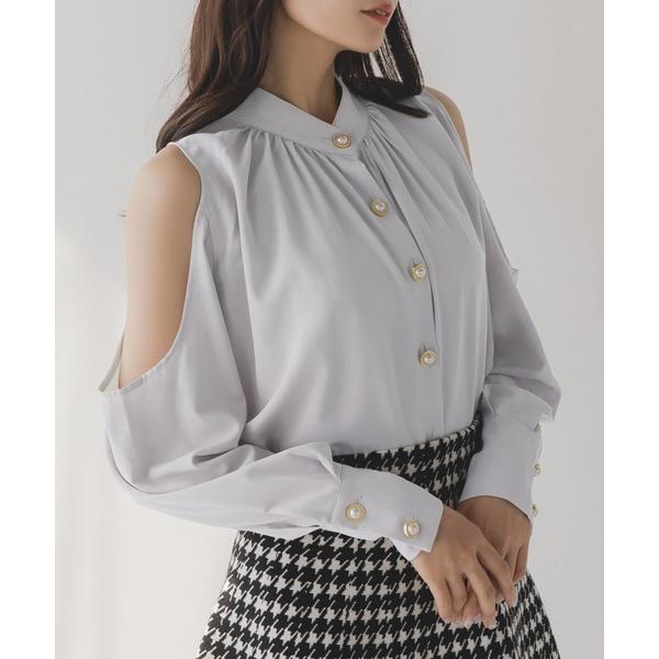 『セール実施中』参考価格：5，300円発売時期：2023年10月コンディション：A（使用感なし）数回使用した程度で使用感が感じられないアイテム参考商品名：パールボタンショルダーオープンブラウス/23540参考品番：23540【商品に関する注...