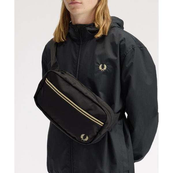 ZOZO問い合わせ番号:102590334ショップ:FRED PERRY，フレッドペリーブランド:FRED PERRY，フレッドペリー商品名:Tipped Tape Crossbody Bag／ティップラインテープクロスボディバッグカテゴリ...
