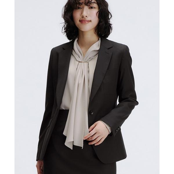 『セール実施中』参考価格：29，590円発売時期：2025年04月コンディション：B（目立つ使用感なし）使用感が少ない、または気にならないアイテム首周り：汚れ付属品：スペアボタン・タグ参考商品名：【ベーシックなデザインのジャケット】自宅で洗...