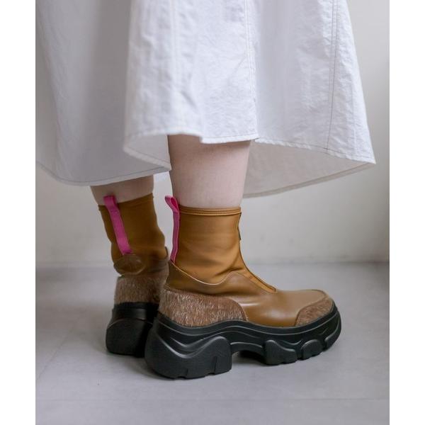 『セール実施中』参考価格：23，100円発売時期：2024年08月コンディション：B（目立つ使用感なし）使用感が少ない、または気にならないアイテムソール・表面：汚れ表面：履きジワ参考商品名：《本革》ボリュームソールショートブーツ【SUM1 ...