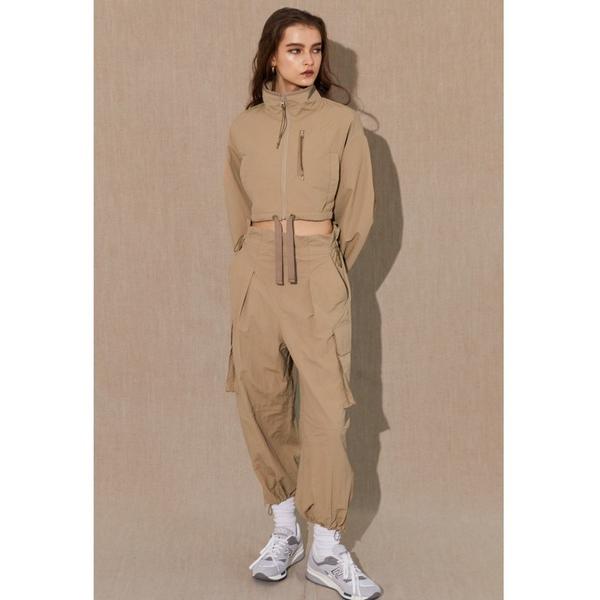 『セール実施中』参考価格：17，600円発売時期：2023年03月コンディション：B（目立つ使用感なし）使用感が少ない、または気にならないアイテム前身頃・後身頃：汚れ参考商品名：Wellness Zip Hem Wide Cargo Pan...