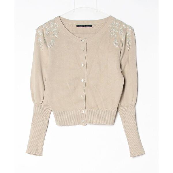 『セール実施中』参考価格：17，600円発売時期：2020年03月コンディション：A（使用感なし）数回使用した程度で使用感が感じられないアイテム参考商品名：[L.B CANDY STOCK]ショルダー刺繍カーディガン参考品番：LWND201...