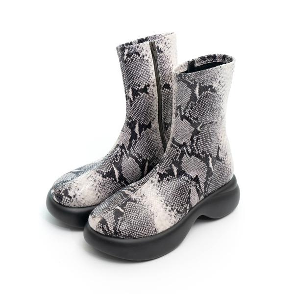 参考価格：22，000円発売時期：2023年09月コンディション：C（やや使用感あり）使用感があり、やや気になる傷や汚れがあるアイテム全体的：汚れ参考サイズ：23.5cm参考商品名：Volume Sole Stretch Boots/ボリュ...