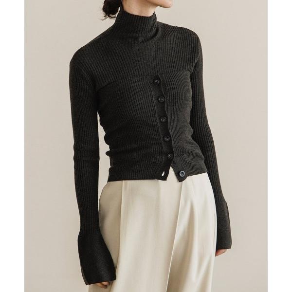 『セール実施中』参考価格：16，500円発売時期：2024年08月コンディション：A（使用感なし）数回使用した程度で使用感が感じられないアイテム参考商品名：ビスチェ付 フレアカフスリブタートルニット参考品番：T24236029【商品に関する...