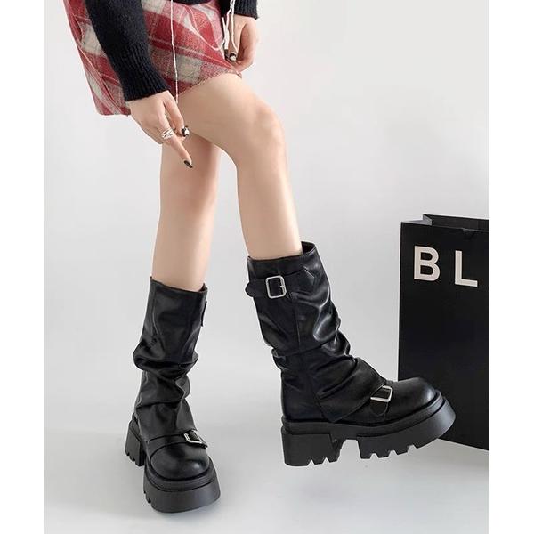 『タイムセール実施中』参考価格：5，312円発売時期：2024年10月コンディション：C（やや使用感あり）使用感があり、やや気になる傷や汚れがあるアイテムかかと・つま先：擦り減り表面：剥げ参考商品名：カバーミドルブーツ 厚底参考品番：S62...