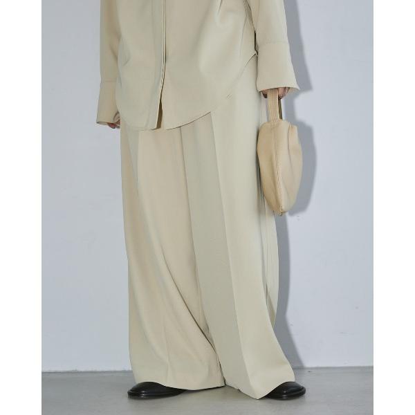 『セール実施中』参考価格：26，400円発売時期：2022年06月コンディション：C（やや使用感あり）使用感があり、やや気になる傷や汚れがあるアイテムすそ周り：ほつれ参考商品名：ハイウエストツイルトラウザース参考品番：12220713【商品...