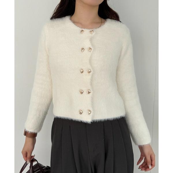 『セール実施中』参考価格：5，390円発売時期：2024年10月コンディション：D（傷・汚れあり）傷や汚れがあるが使用には問題ないアイテム前身頃：ほつれ参考商品名：ゴールド ハート ボタン シャギー ショート ニット カーディガン参考品番：...