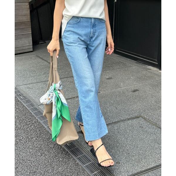 『セール実施中』参考価格：17，600円発売時期：2023年12月コンディション：A（使用感なし）数回使用した程度で使用感が感じられないアイテム参考商品名：スリットクロップドハイウエストデニム参考品番：4-0268-9-09-071【商品に...