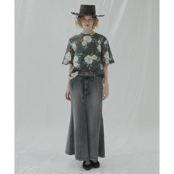 『セール実施中』参考価格：24，200円発売時期：2025年04月コンディション：A（使用感なし）数回使用した程度で使用感が感じられないアイテム参考商品名：フレアデニムスカート / Flared Denim Skirt参考品番：27S675...