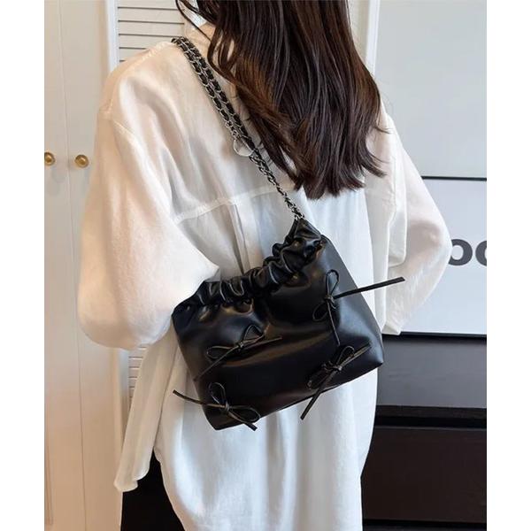 『セール実施中』参考価格：2，900円発売時期：2023年12月コンディション：C（やや使用感あり）使用感があり、やや気になる傷や汚れがあるアイテム持ち手：剥げ参考商品名：【sevens】ミニリボンハンドバッグ参考品番：AU0283【商品に...