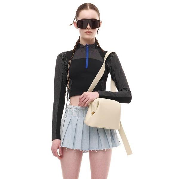 参考価格：50，600円発売時期：2022年06月コンディション：B（目立つ使用感なし）使用感が少ない、または気にならないアイテム全体的：汚れ、色移り付属品：箱・保存袋・タグ参考商品名：OSOI/オソイ MINI BROT ハンドバック シ...