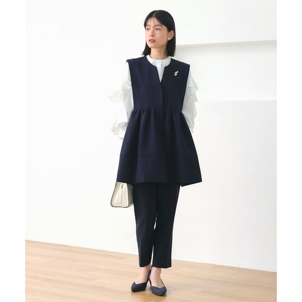 『タイムセール実施中』参考価格：19，998円発売時期：2025年09月コンディション：S（新品同様）タグ付きの未使用、または新品同様のアイテム付属品：スペアボタン・タグ・インナー参考商品名：ペプラムジレ＆フリルシャツ＆テーパードパンツ3点...