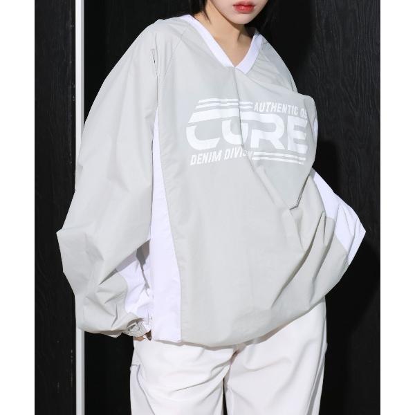 『タイムセール実施中』参考価格：6，590円発売時期：2023年09月コンディション：A（使用感なし）数回使用した程度で使用感が感じられないアイテム参考商品名：[UNISEX] 【ストリート】プリントユニフォームブイネックナイロンパーカー参...