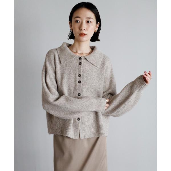 『タイムセール実施中』参考価格：5，990円発売時期：2025年10月コンディション：C（やや使用感あり）使用感があり、やや気になる傷や汚れがあるアイテム全体的：毛玉袖：汚れ、色移り参考商品名：【2025 AW】襟付きポロニットカーディガン...