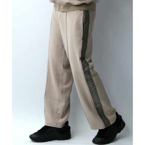 『セール実施中』参考価格：8，800円発売時期：2024年02月コンディション：C（やや使用感あり）使用感があり、やや気になる傷や汚れがあるアイテム全体的：保管上のにおいがします。参考商品名：ジャガードテープ ラインパンツ/ジャージ参考品番...