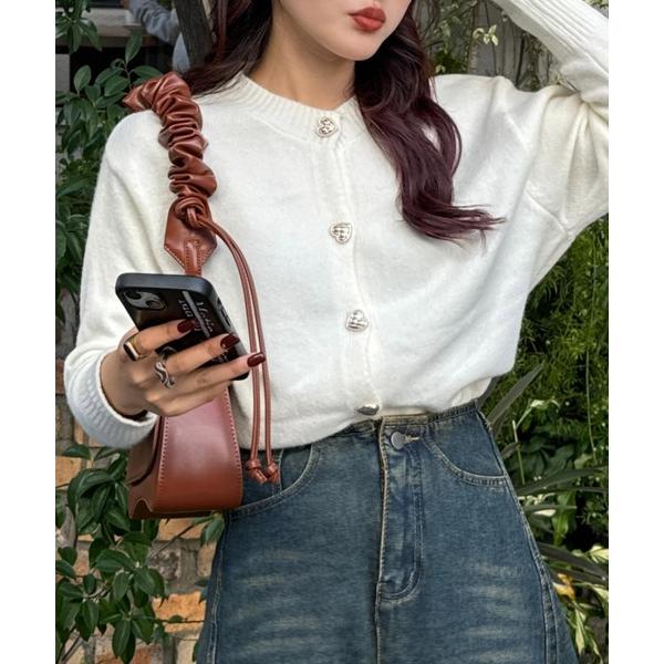 『タイムセール実施中』参考価格：4，890円発売時期：2024年11月コンディション：B（目立つ使用感なし）使用感が少ない、または気にならないアイテム袖口：汚れ袖・前身頃：毛玉参考商品名：ハートボタン　ニットカーディガン参考品番：dirA0...