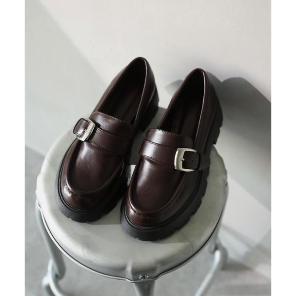 『セール実施中』参考価格：4，980円発売時期：2022年07月コンディション：C（やや使用感あり）使用感があり、やや気になる傷や汚れがあるアイテム全体的：汚れ表面：履きジワ参考商品名：厚底バックルベルトローファー ZOZOTOWN+オフィ...
