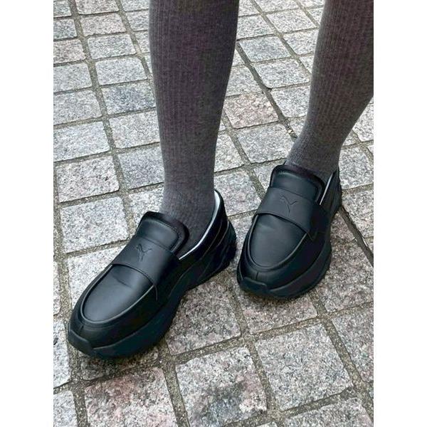 『セール実施中』参考価格：14，300円発売時期：2025年11月コンディション：C（やや使用感あり）使用感があり、やや気になる傷や汚れがあるアイテム表面：履きジワ参考商品名：【emmi×PUMA】LOAFYR EMMI参考品番：40695...