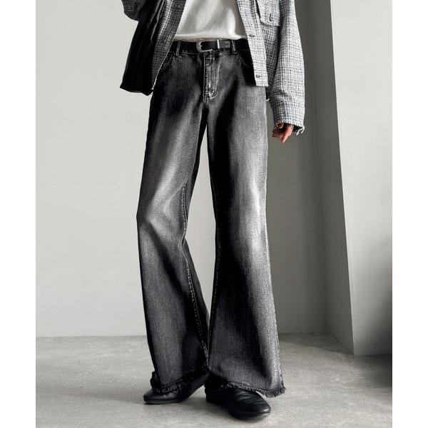 『セール実施中』参考価格：6，999円発売時期：2025年10月コンディション：A（使用感なし）数回使用した程度で使用感が感じられないアイテム参考商品名：ブラスト＆裾フリンジ加工ストレッチ素材スリムフレアデニムパンツ／Blasted ＆ F...