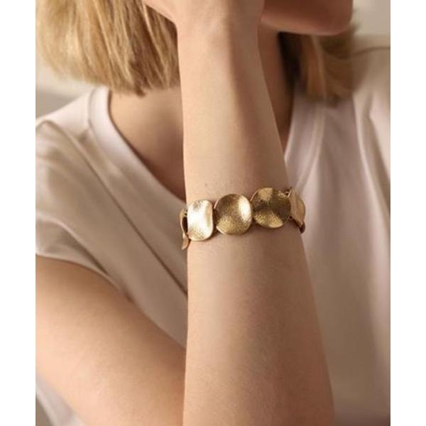 『セール実施中』参考価格：5，790円発売時期：2025年04月コンディション：A（使用感なし）数回使用した程度で使用感が感じられないアイテム参考商品名：春も手元が映える1item。コーデを艶やかにするバングル参考品番：f-acc-0024...