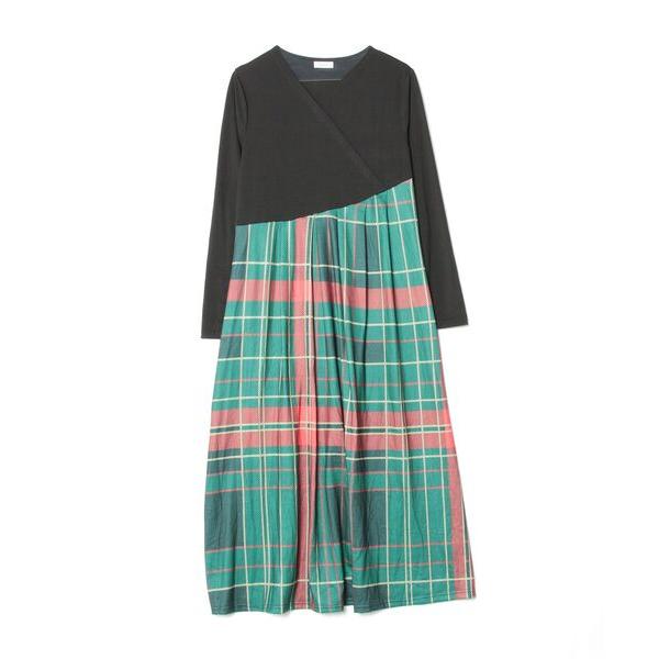 『セール実施中』参考価格：6，930円発売時期：2025年09月コンディション：A（使用感なし）数回使用した程度で使用感が感じられないアイテム参考商品名：Vネック切替タータンチェックワンピース参考品番：CAD2509204-AZOZO問い合...