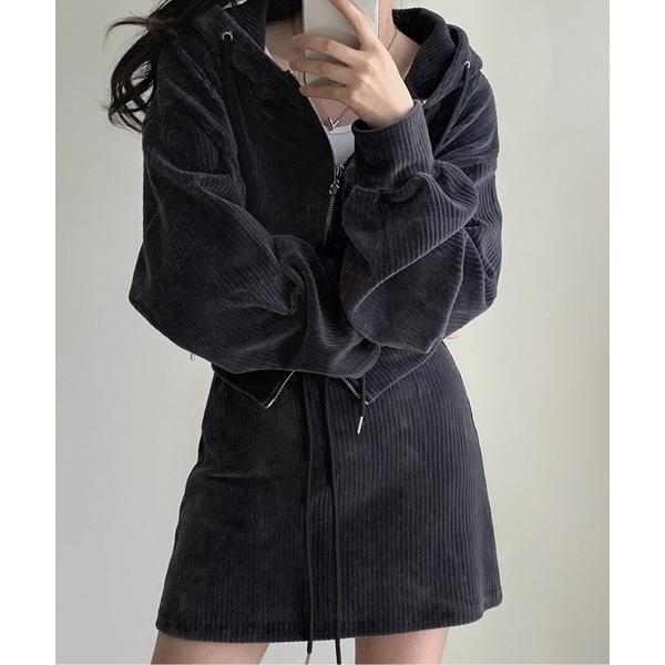 参考価格：8，999円発売時期：2025年08月コンディション：B（目立つ使用感なし）使用感が少ない、または気にならないアイテム全体的：色あせ参考商品名：コーデュロイクロップドパーカー＆ミニスカート セットアップ参考品番：CH25AW003...