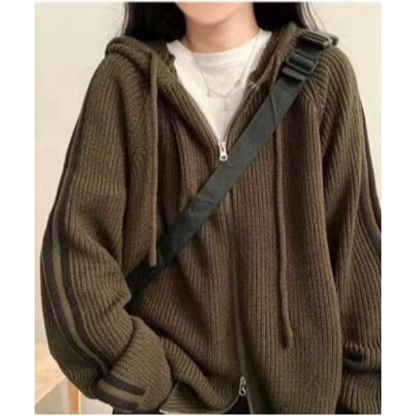 『タイムセール実施中』参考価格：4，704円発売時期：2024年08月コンディション：B（目立つ使用感なし）使用感が少ない、または気にならないアイテム全体的：毛玉参考商品名：袖ライン入りニットカーディガン/クルートラックニットフード付パーカ...