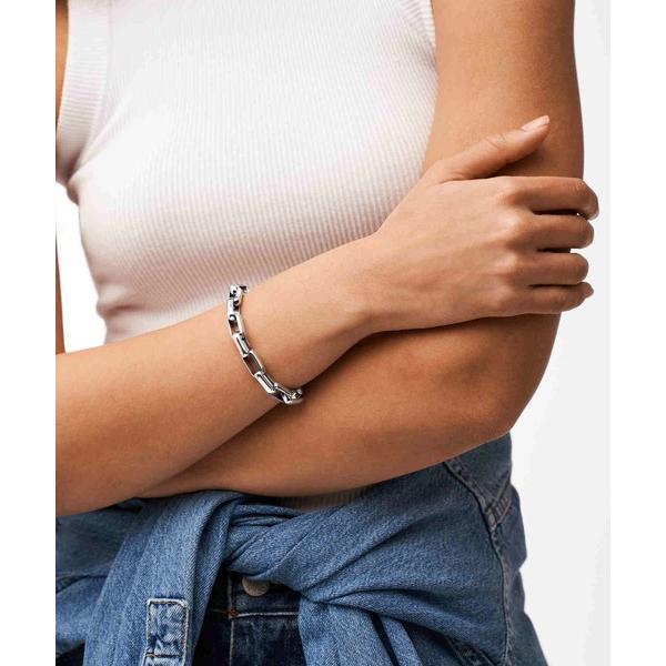 『タイムセール実施中』参考価格：12，100円発売時期：2024年03月コンディション：A（使用感なし）数回使用した程度で使用感が感じられないアイテム付属品：箱・保存袋参考商品名：フォッシル アクセサリー レディース ブレスレット  JOA...