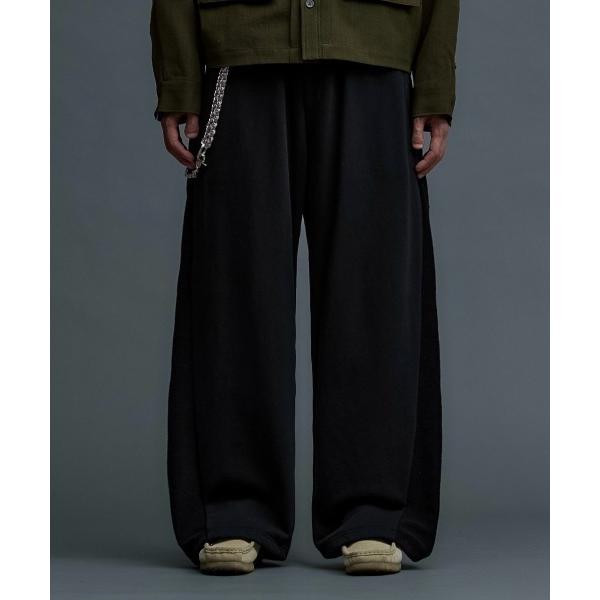 参考価格：11，000円発売時期：2023年10月コンディション：B（目立つ使用感なし）使用感が少ない、または気にならないアイテム全体的：色あせ参考商品名：3way loose inside out sweat pants /３wayルーズ...