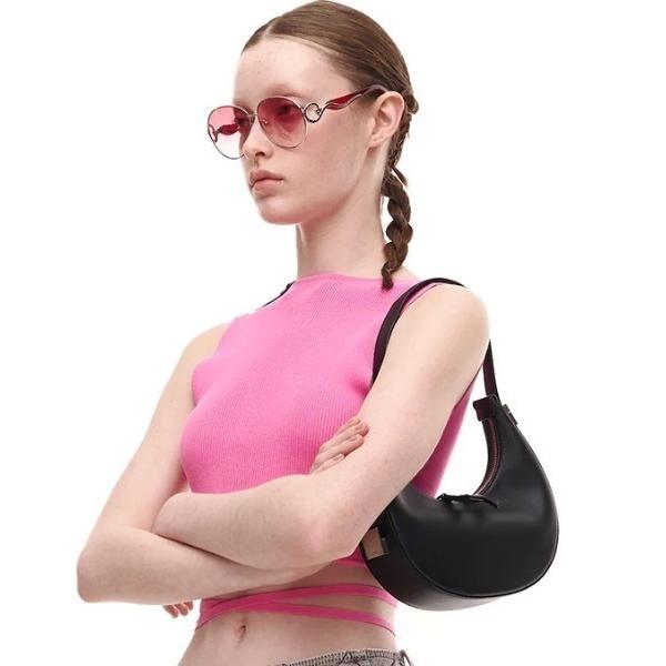 参考価格：42，900円発売時期：2022年12月コンディション：C（やや使用感あり）使用感があり、やや気になる傷や汚れがあるアイテム底・留め具：傷参考商品名：OSOI/オソイ/TONI MINI -BLACK-参考品番：787-39767...