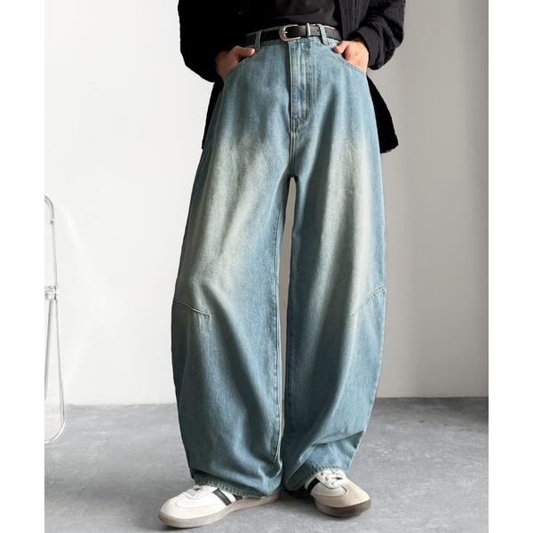 『セール実施中』参考価格：5，998円発売時期：2025年10月コンディション：A（使用感なし）数回使用した程度で使用感が感じられないアイテム参考商品名：ブラスト加工カーブシルエットバレルレッグデニムパンツ／Blasted Curve Si...