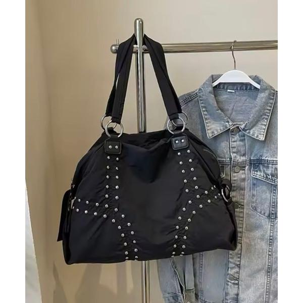 参考価格：4，400円発売時期：2025年05月コンディション：B（目立つ使用感なし）使用感が少ない、または気にならないアイテム底：ほつれ参考商品名：【 BARELY BLUE / ベアリーブルー 】 スタッズ 大容量 ボストン バッグ参考...