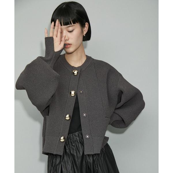 参考価格：12，650円発売時期：2024年07月コンディション：B（目立つ使用感なし）使用感が少ない、または気にならないアイテムブランドタグ：汚れ参考商品名：【WEB限定】・【サステナブル】BIGボタンニットカーディガン参考品番：2024...