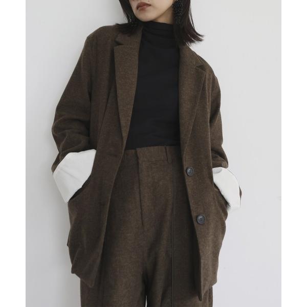 『タイムセール実施中』参考価格：8，360円発売時期：2024年10月コンディション：B（目立つ使用感なし）使用感が少ない、または気にならないアイテム全体的：毛玉、汚れ参考商品名：ウール袖折り返しテーラードジャケット参考品番：231-886...