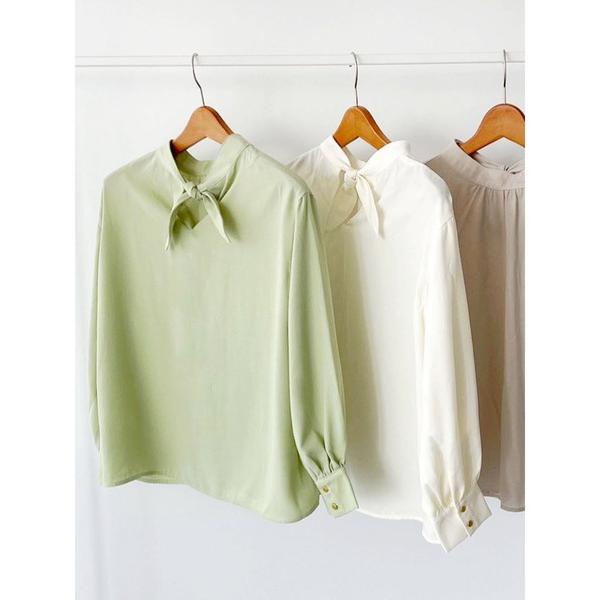 『セール実施中』参考価格：6，490円発売時期：2023年01月コンディション：C（やや使用感あり）使用感があり、やや気になる傷や汚れがあるアイテム襟周り：汚れ、ほつれすそ周り：汚れ参考商品名：スタンドリボンブラウス参考品番：1711733...