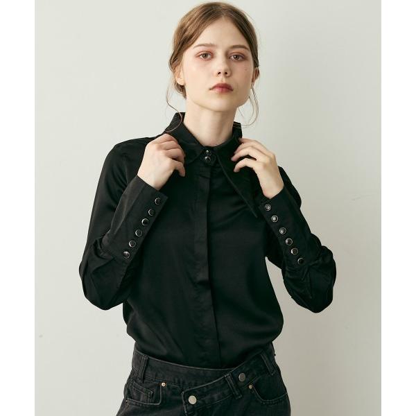 『セール実施中』参考価格：6，490円発売時期：2025年09月コンディション：A（使用感なし）数回使用した程度で使用感が感じられないアイテム参考商品名：ワイドカラーロングカフス変形ブラウス参考品番：XRANR254021【商品に関する注意...