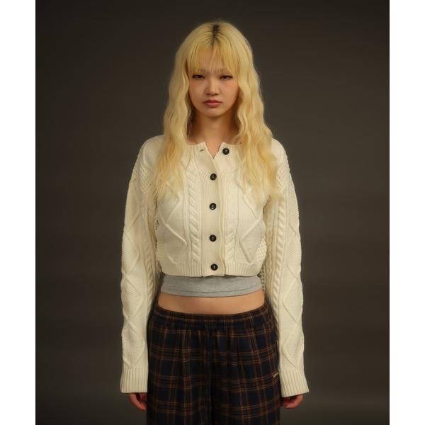 『セール実施中』参考価格：7，920円発売時期：2024年11月コンディション：B（目立つ使用感なし）使用感が少ない、または気にならないアイテム袖・袖口：毛玉参考商品名：2WAYケーブルショートカーディガン参考品番：12421-126150...