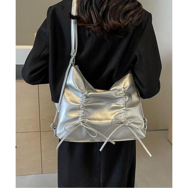 『セール実施中』参考価格：4，950円発売時期：2024年04月コンディション：B（目立つ使用感なし）使用感が少ない、または気にならないアイテム内側：汚れ参考商品名：紐リボン　3wayバックパック/ショルダーバッグ参考品番：LA-00988...