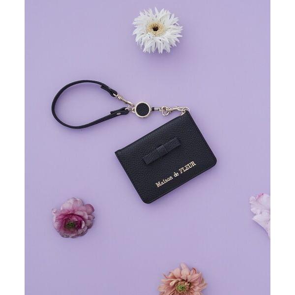 ZOZO問い合わせ番号:103584890ショップ:Maison de FLEUR，メゾン ド フルールブランド:Maison de FLEUR，メゾンドフルール商品名:二つ折りリールパスケースカテゴリ:財布/小物>パスケースブランド...