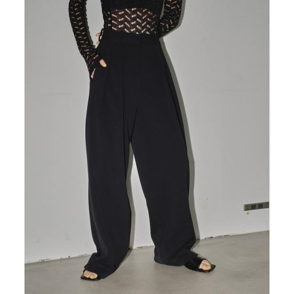 『タイムセール実施中』参考価格：18，700円発売時期：2024年04月コンディション：B（目立つ使用感なし）使用感が少ない、または気にならないアイテム全体的：毛玉ウエスト：色あせ参考商品名：タックツイルトラウザース参考品番：1241070...