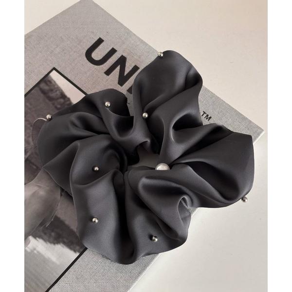 『タイムセール実施中』ZOZO問い合わせ番号:103628017ショップ:perky room，パーキールームブランド:IRADOWL，アイラドール，perky room，パーキールーム商品名:パール×スタッズサテン素材シュシュカテゴリ:ヘ...