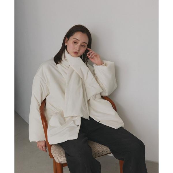 『タイムセール実施中』参考価格：7，960円発売時期：2023年10月コンディション：C（やや使用感あり）使用感があり、やや気になる傷や汚れがあるアイテム全体的：色あせ参考商品名：共地マフラー付き ノーカラー中綿ジャケット参考品番：1250...