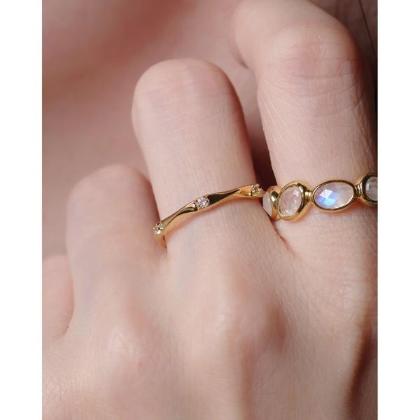 『セール実施中』参考価格：5，500円発売時期：2024年07月コンディション：A（使用感なし）数回使用した程度で使用感が感じられないアイテム付属品：保存袋参考商品名：S925 TWISTED ETERNITY RING参考品番：79240...