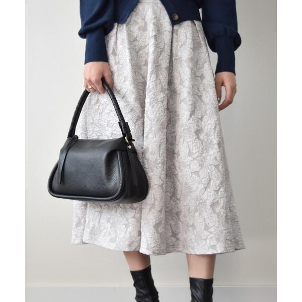 参考価格：46，200円発売時期：2024年08月コンディション：B（目立つ使用感なし）使用感が少ない、または気にならないアイテム全体的：汚れ、色あせ、傷付属品：タグ参考商品名：【LORISTELLA】ミディアムサイズシュリンクレザーバッグ...